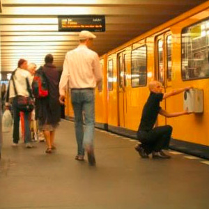 Subway Parasite: Stealth Projector Lights Up Train Tunnels | Urbanist
