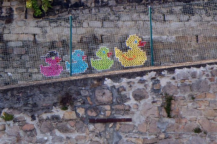 Urban X-Stitch: Street Artist Cross-Stitches Yarn on Fences | Urbanist