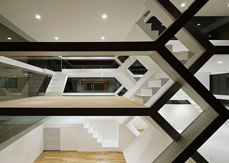 Transparent Home: Glass Dwelling Puts Urban Life on Display | Urbanist