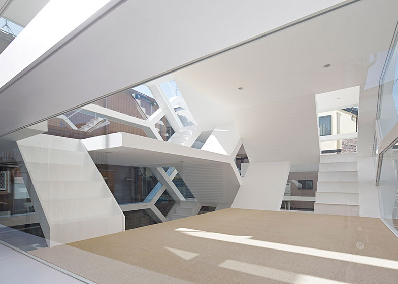 Transparent Home: Glass Dwelling Puts Urban Life on Display | Urbanist