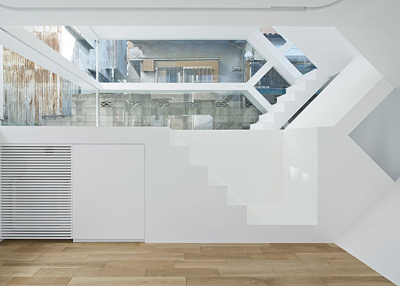 Transparent Home: Glass Dwelling Puts Urban Life on Display | Urbanist