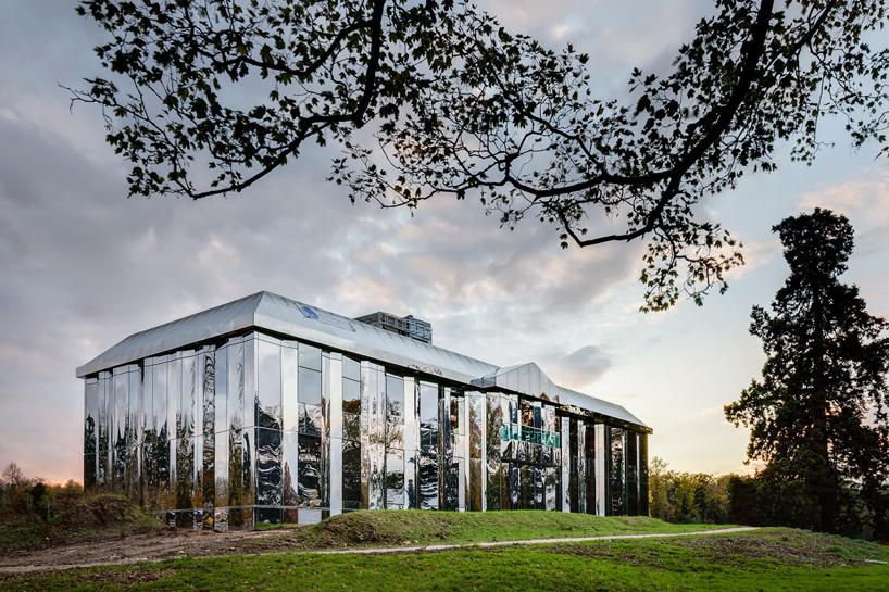 Deceptively Reflective: 12 Mirrored Buildings Trick the Eye - WebUrbanist