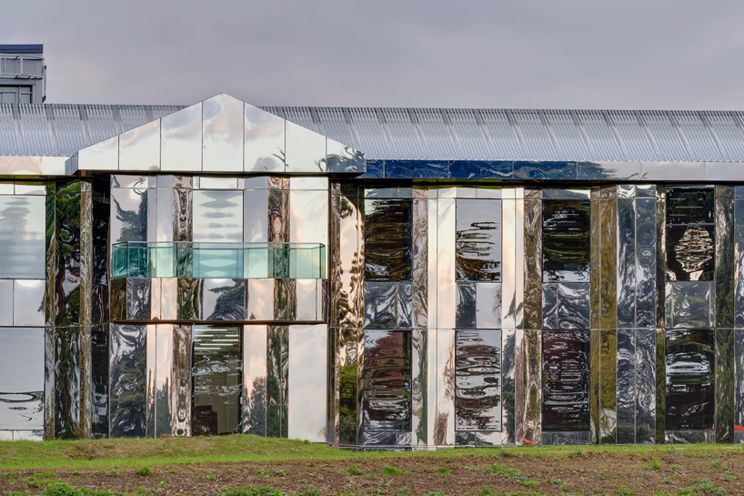 Deceptively Reflective: 12 Mirrored Buildings Trick the Eye - WebUrbanist