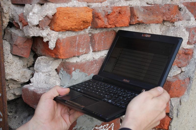 Dead Drops: Hidden USB Sticks Offer Anonymous File Sharing - WebUrbanist