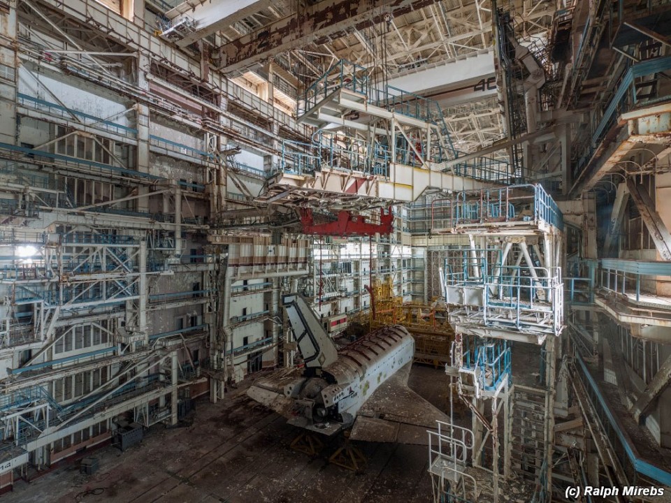 Abandoned Ship: Spacecraft Discovered in Huge Derelict Hangar | Urbanist