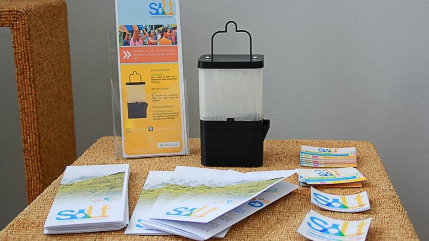 Salt-Powered Lamp: 8 Hours of Light from 1 Glass of Saltwater | Urbanist