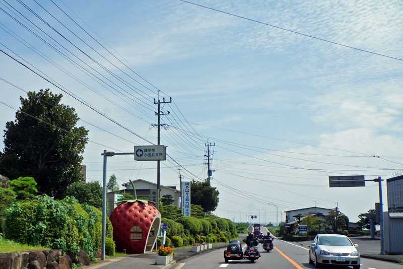 Sweet Transit: Japan’s Cute Fruit-Shaped Bus Stops - WebUrbanist