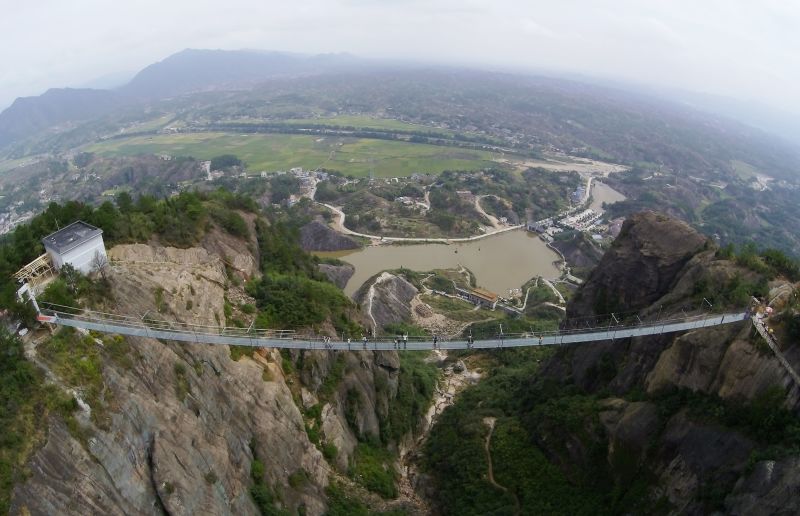 Chinese Skywalk: World’s Longest Glass Bridge Spans Two Cliffs | Urbanist