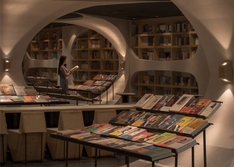 Tunnel of Books: Shelves Wrap Curved Bookstore Walls & Ceiling ...