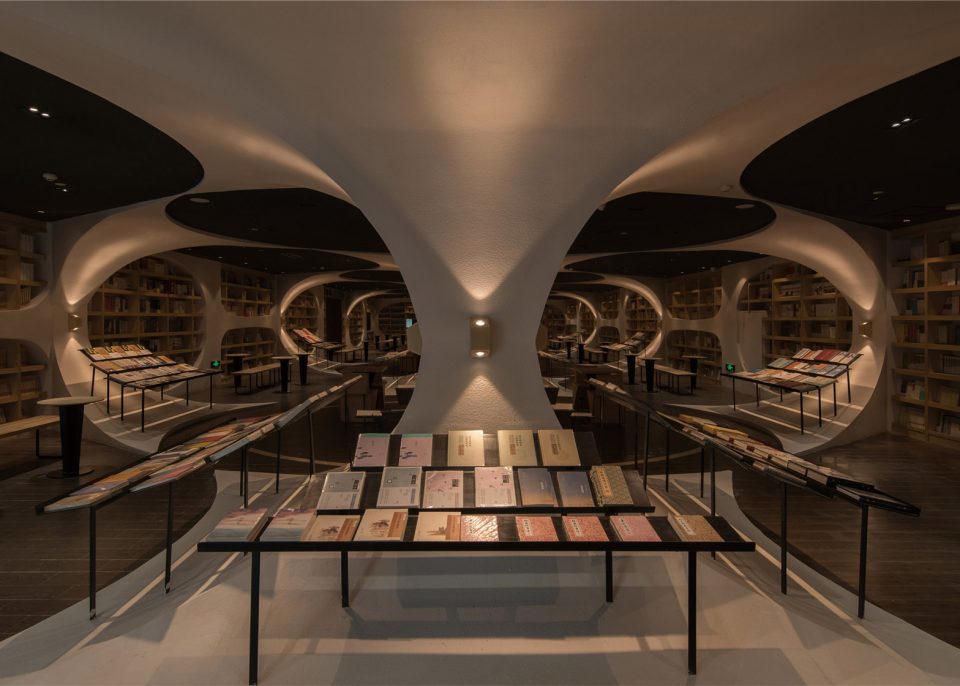 Tunnel of Books: Shelves Wrap Curved Bookstore Walls & Ceiling ...