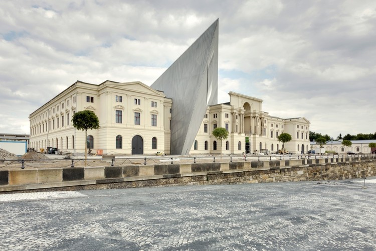 A Study in Architectural Contrasts: 12 Modern-Meets-Historic Additions ...