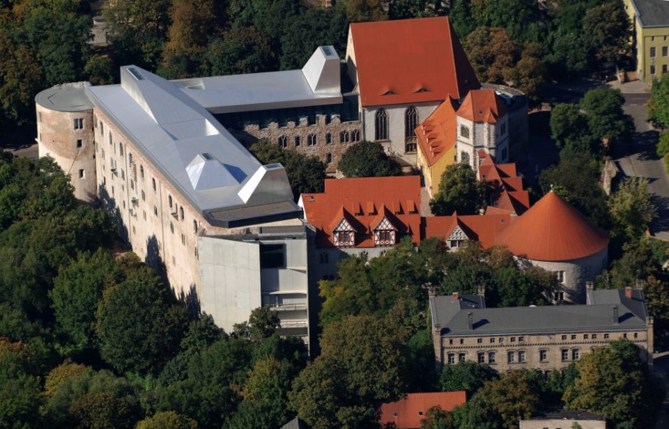 A Study in Architectural Contrasts: 12 Modern-Meets-Historic Additions ...