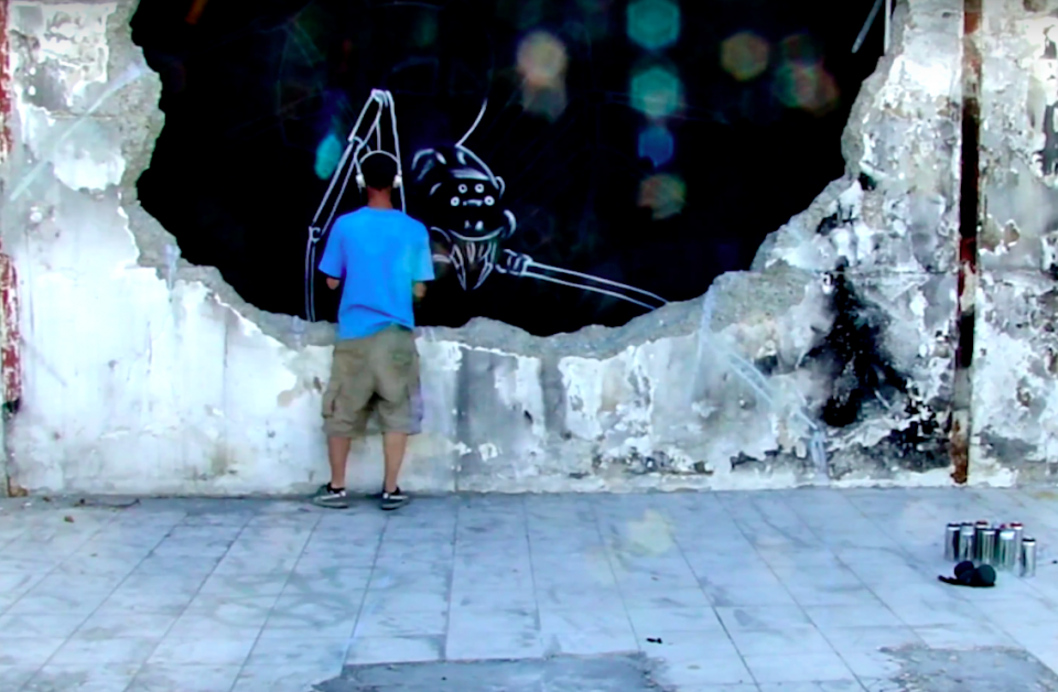 Attack of the Giant Spider! Watch This Optical Illusion Mural Come to ...