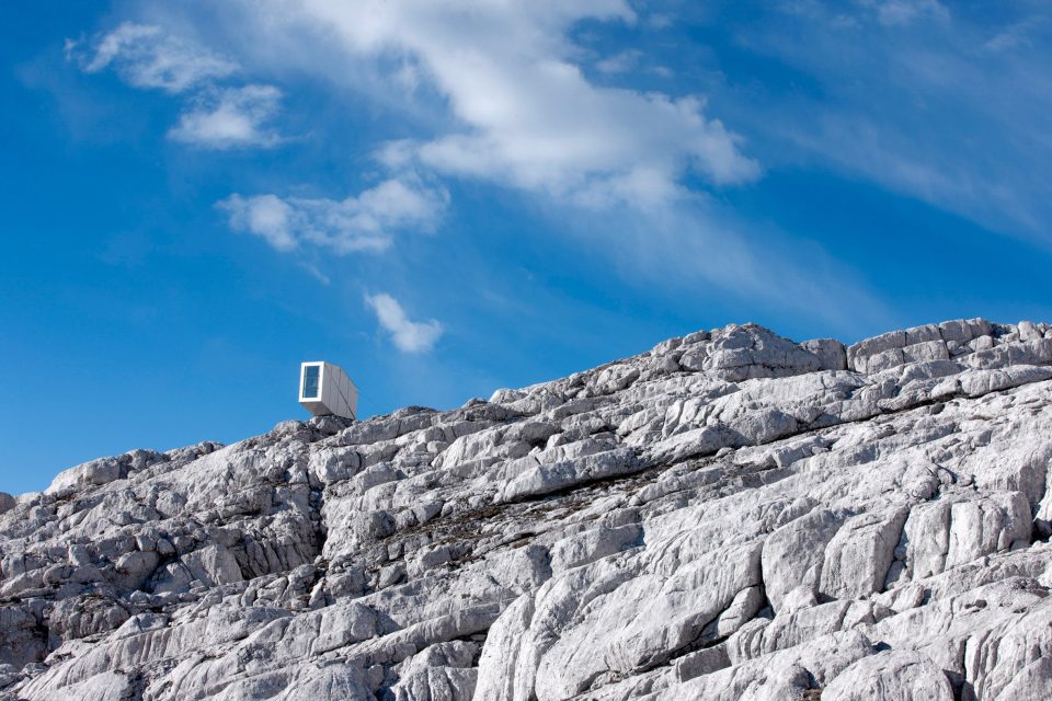Cantilevered Cabin: Dizzying Alpine Shelter Hangs Off the Edge of a ...