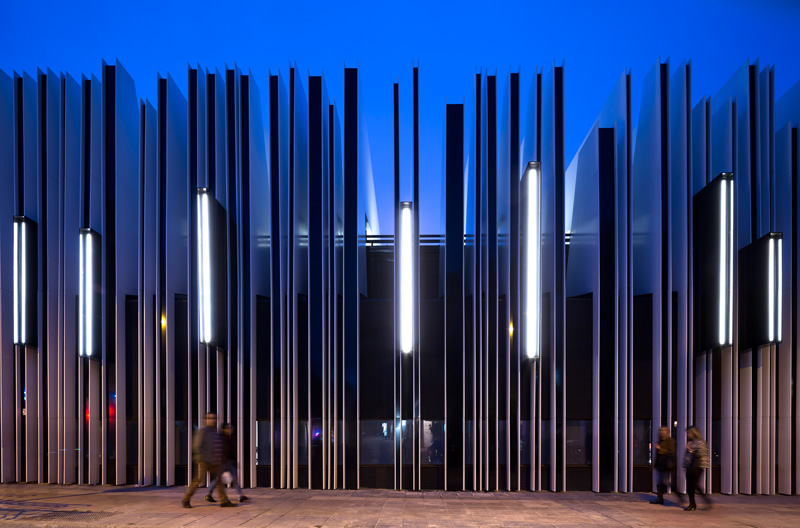 Fashionable Facades: 15 Buildings That Put On An Artistic Face ...