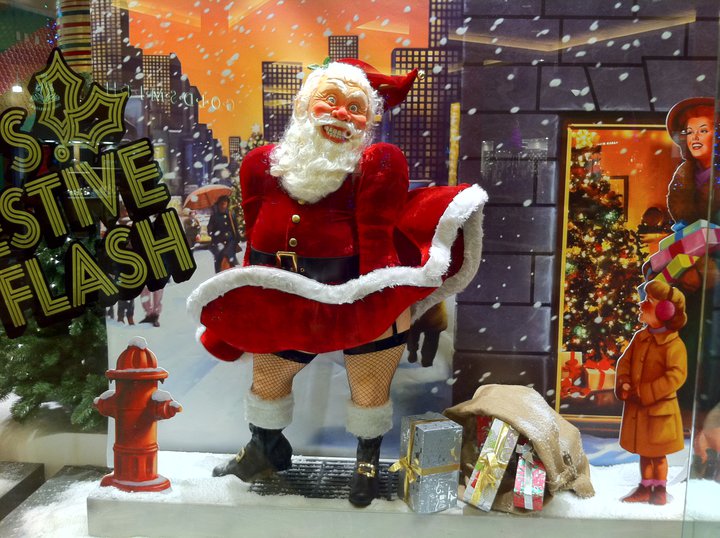 Santa Claustrophobia: The World’s Creepiest Santa Statues - WebUrbanist