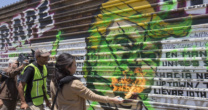 See Wall: Graffiti Praising & Parodying Donald Trump - WebUrbanist