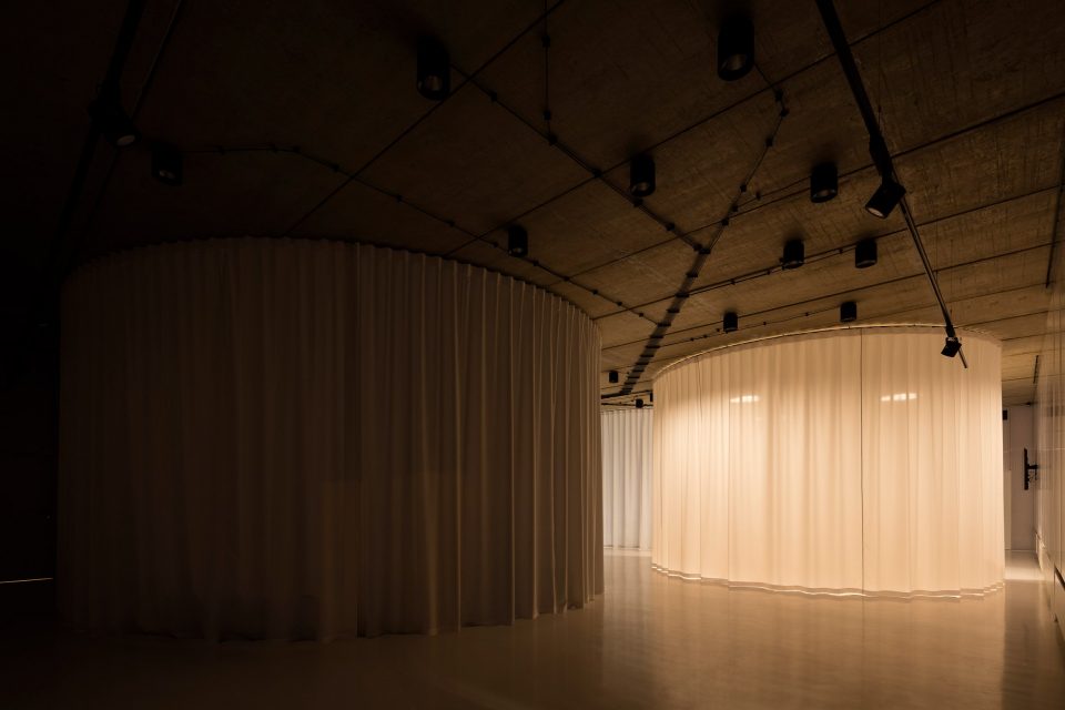 Cheap Seats: Sculptural Furniture Showroom Facade Made of 900 Black ...