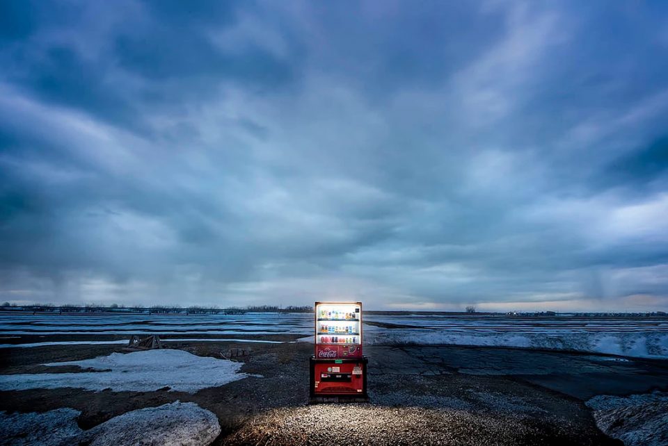 Roadside Lights: The Quiet Beauty of Japanese Vending Machines at Night ...