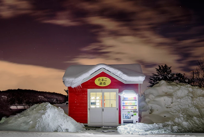Roadside Lights: The Quiet Beauty of Japanese Vending Machines at Night ...