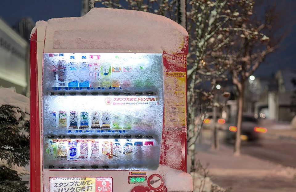 Roadside Lights: The Quiet Beauty of Japanese Vending Machines at Night ...