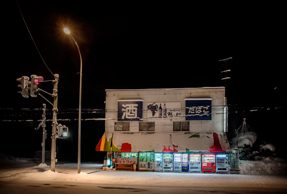 Roadside Lights: The Quiet Beauty of Japanese Vending Machines at Night ...