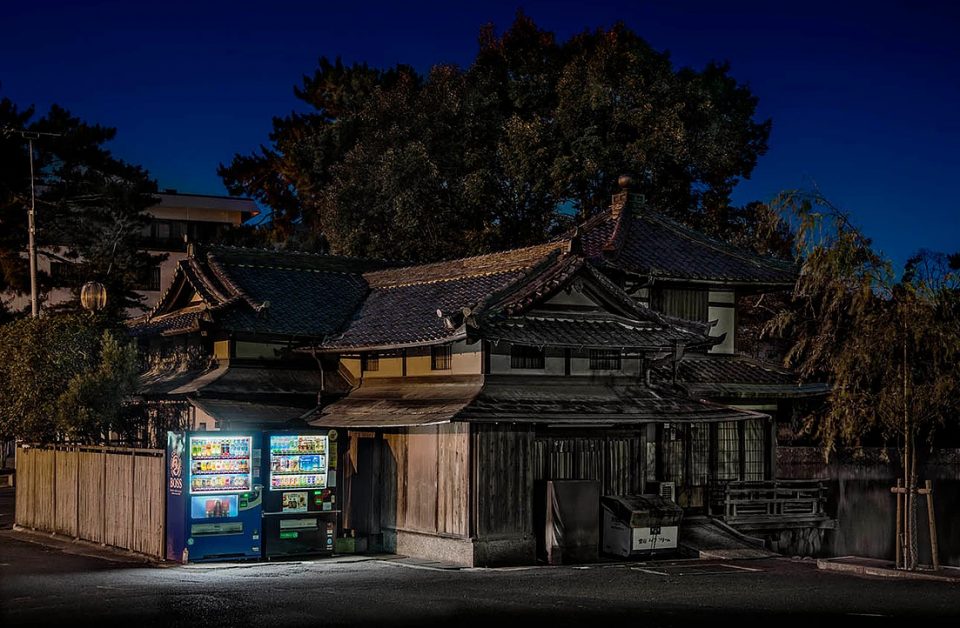 Roadside Lights: The Quiet Beauty of Japanese Vending Machines at Night ...