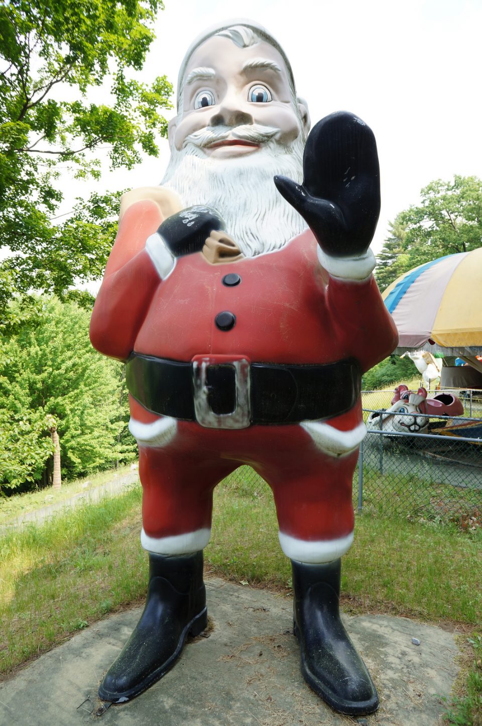 Satan Claus: 10 More Scary & Creepy Santa Statues | Urbanist