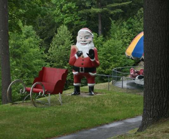 Satan Claus: 10 More Scary & Creepy Santa Statues - WebUrbanist