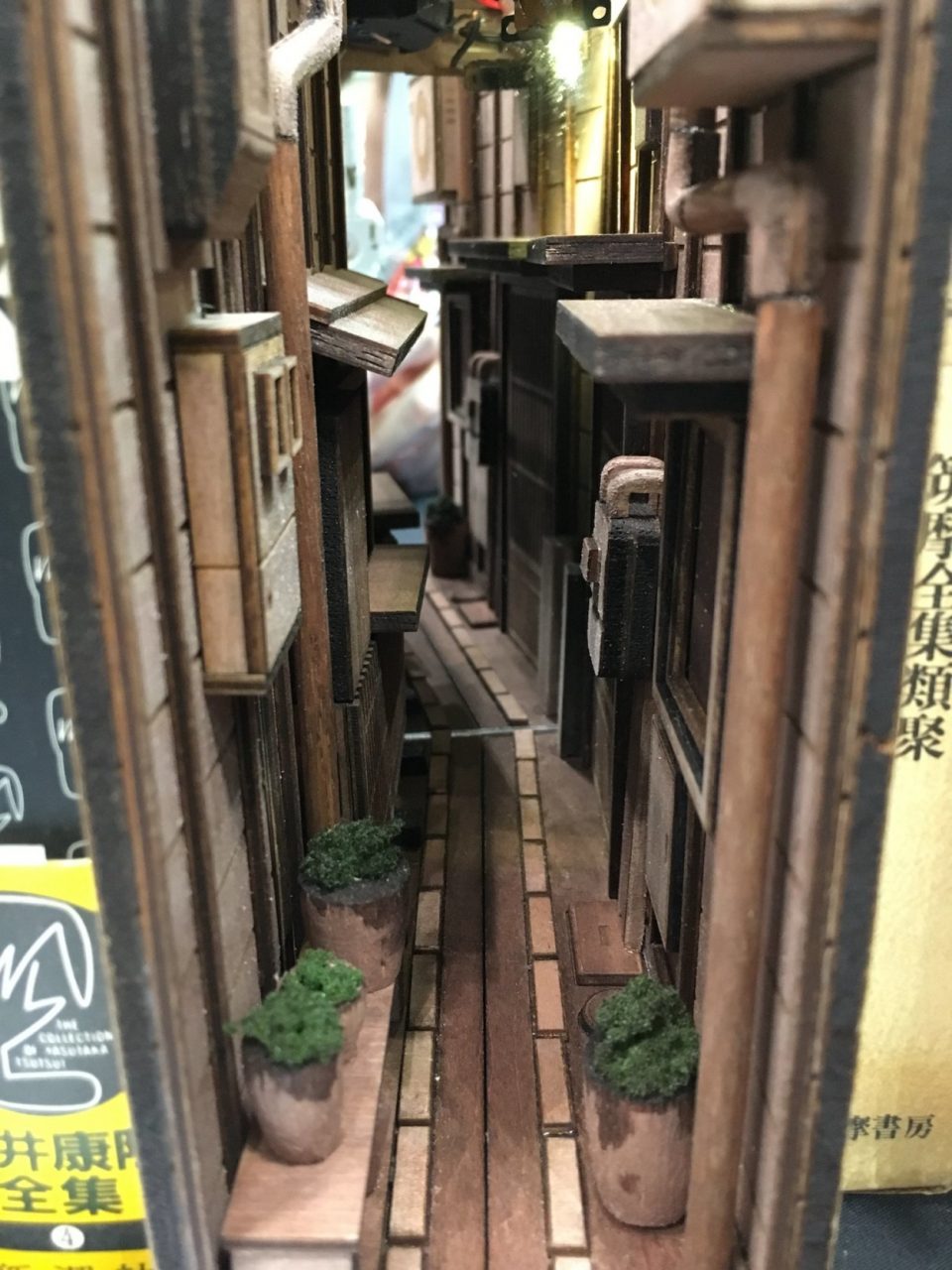Back-Alley Bookends: Narrow Tokyo City Scenes Bracket Books & Tell ...
