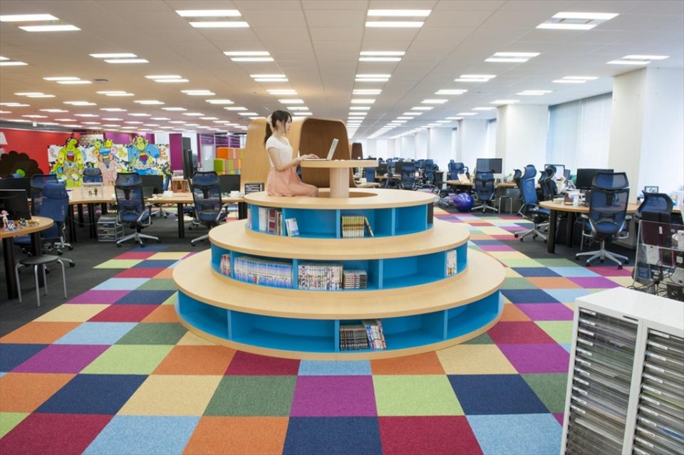 Bye Bye Boring Workspace: 12 Office Arrangements That Feel Fresh & Fun ...