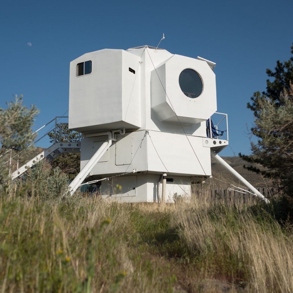 Small Steps: One Man’s Down-To-Earth Lunar Lander Home - WebUrbanist