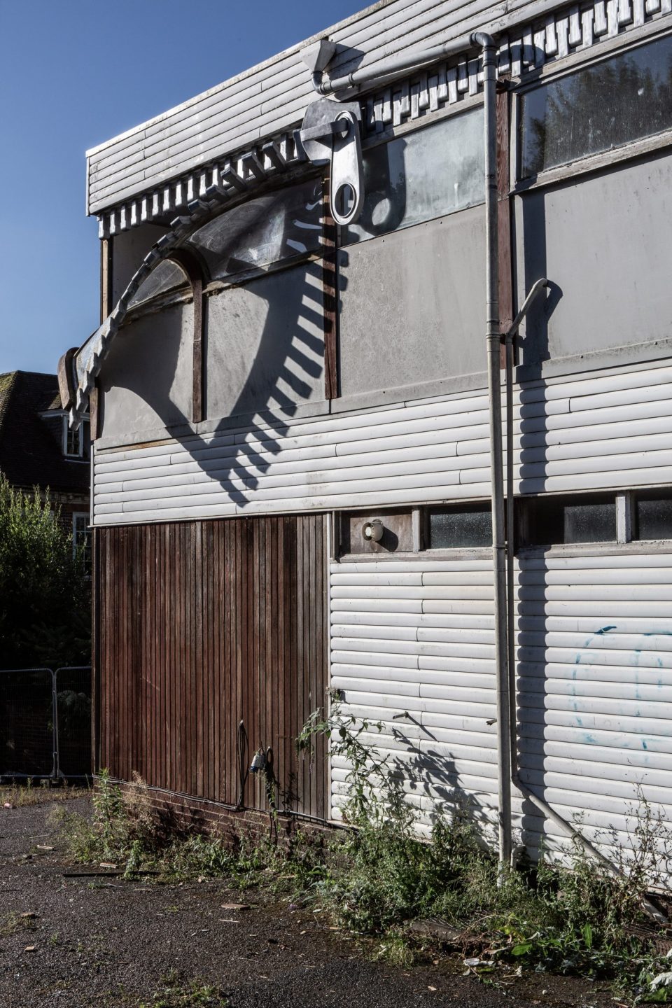 Peeled to Reveal: Condemned Building Neatly “Unzipped” Along its ...