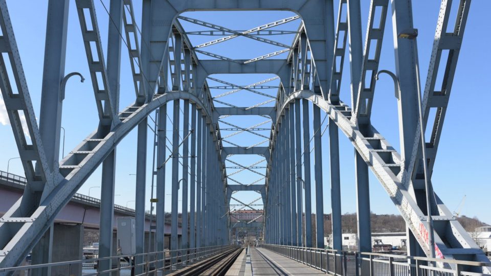 Redesigners Pack Derelict Bridge Framework with New Condos & Rooftop ...