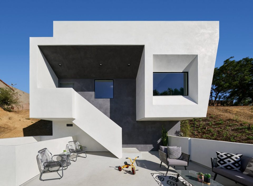 Sliced and Folded: Modern White House Tumbles Down a Hill in Los ...