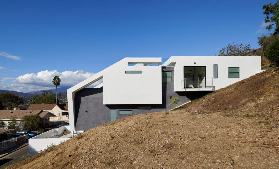 Sliced and Folded: Modern White House Tumbles Down a Hill in Los ...