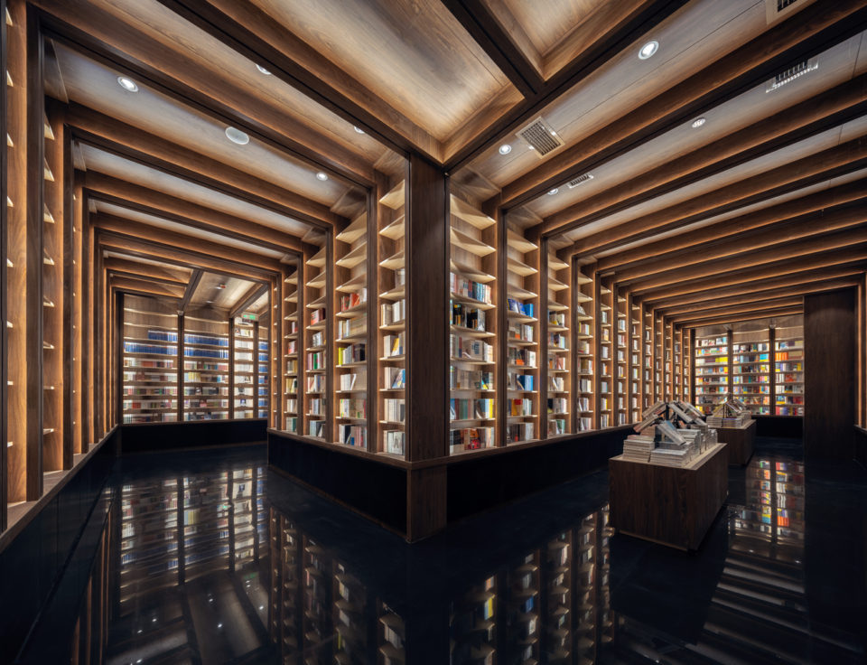 Mirrored Chinese Bookstore Offers Readers a Maze of Discovery | Urbanist