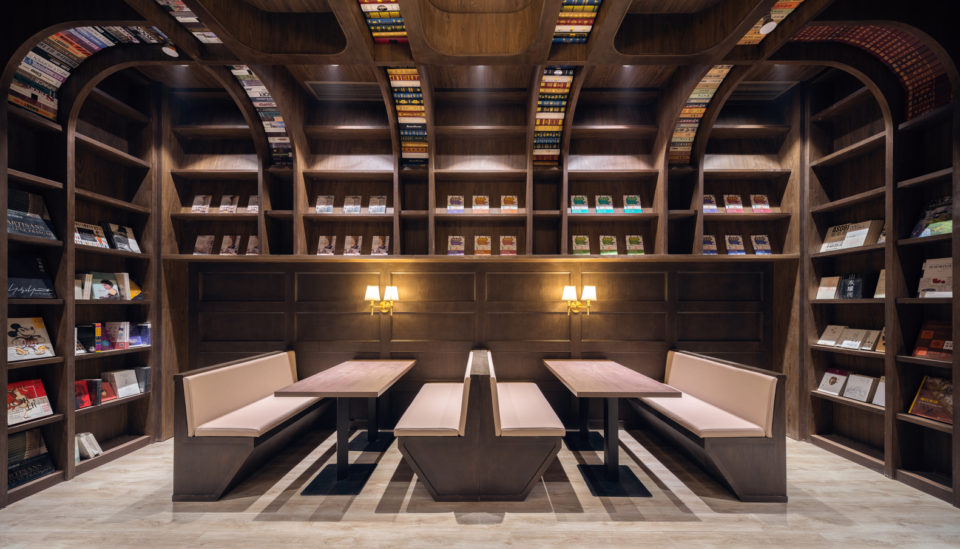 Mirrored Chinese Bookstore Offers Readers a Maze of Discovery | Urbanist